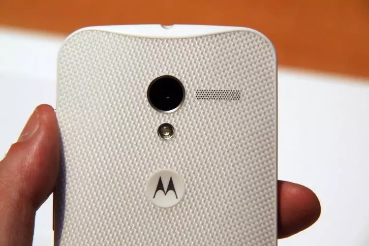 ဒီတော့ Moto X သို့မဟုတ် Moto G ကိုရွေးချယ်ပါ။