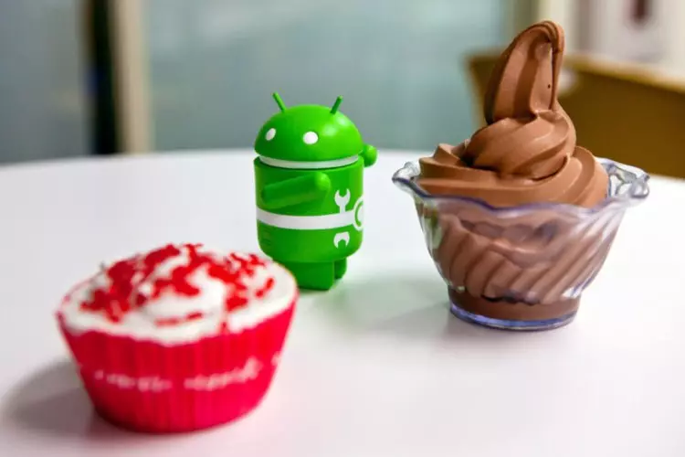 Android в оточенні солодощів
