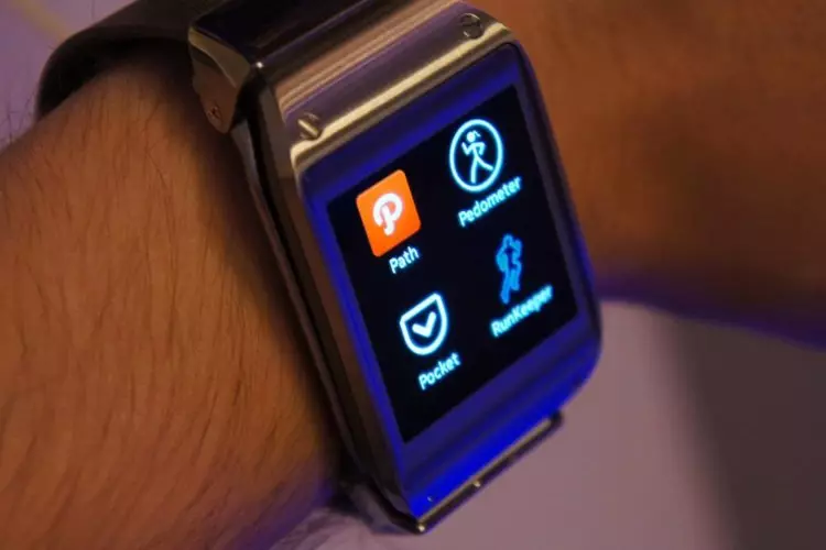 Samsung продаде 800 хиляди Galaxy Gear