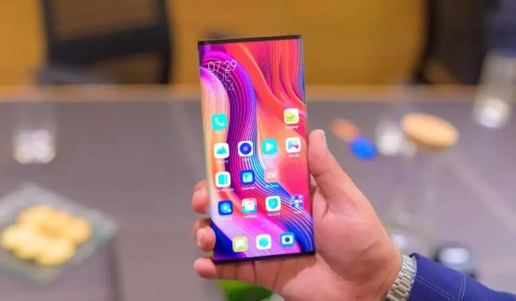 Aisea ou te alofa ai i le Saina Smartphone sili atu nai lo iPhone 2018_5