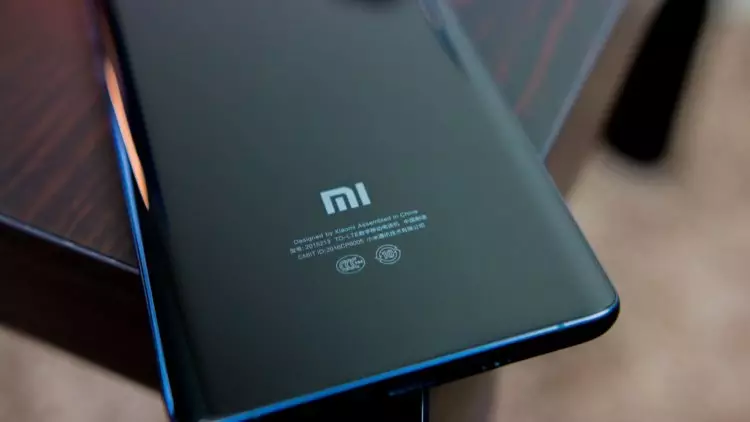 Η συσκευασία Xiaomi MI 6 συμβουλές σε ένα θάλαμο 30 megapixel