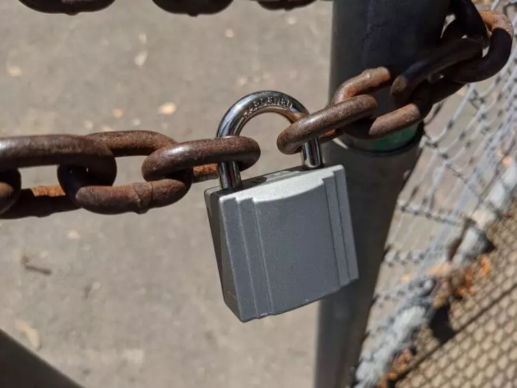 Biss pistola! Kif tneħħi l-Kamera l-Ġdida tal-Google Pixel 4a 2032_3