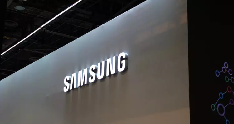 "Samsung, bangun!": Bagaimana tidak kehilangan gergasi?
