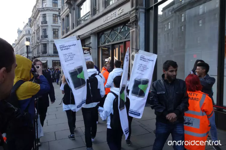 Samsung - พนักงานกับ -nbspthe-itch-to-switch-banners-apples-flagship-store-in-London (1)