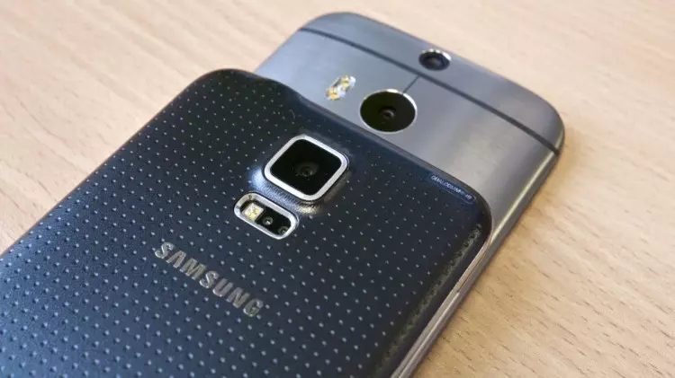 Galaxy S5 vs หนึ่ง m8
