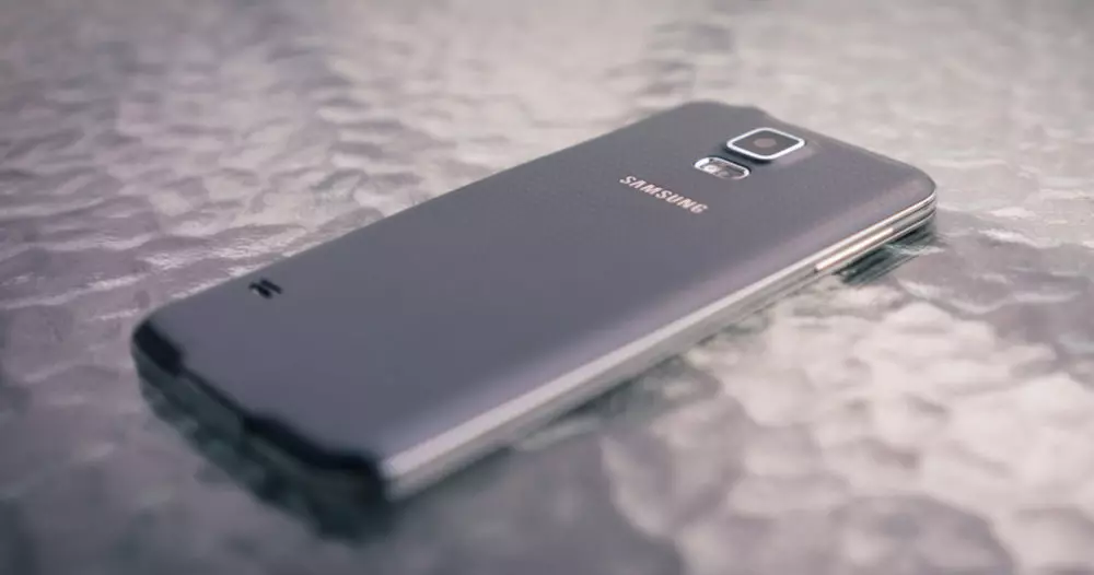 Samsung Galaxy S5 - Yuav ua li cas yog peb tos los ntawm tus novelties?