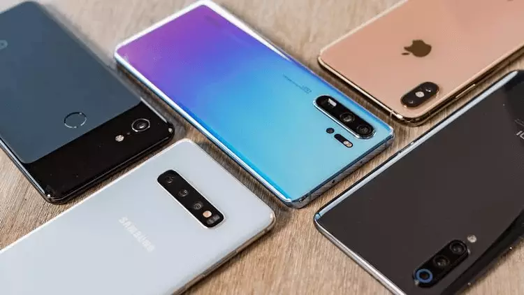 Sala smartphones halda áfram að falla. Samsung þjáðist minna en restin 2088_1