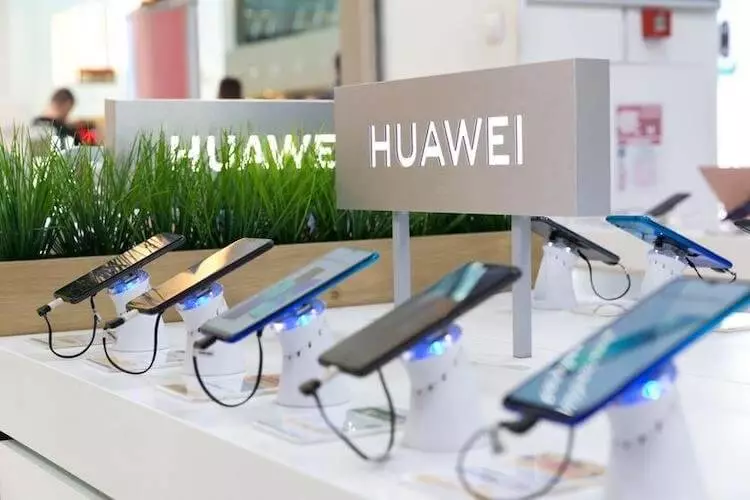 Huawei, anu tiasa: naha penendaman perusahaan tumbuh sanaos sanksi 2136_1