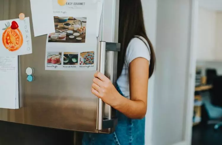 Ass et méiglech den Telefon am Frigo ze setzen an firwat et 2177_1