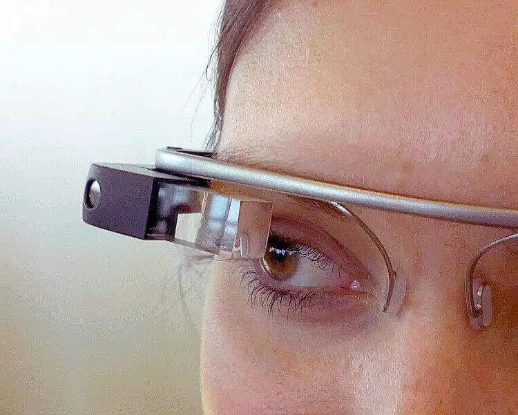 Google con Guts comprou un fabricante de lentes intelixentes. Que por? 2202_1