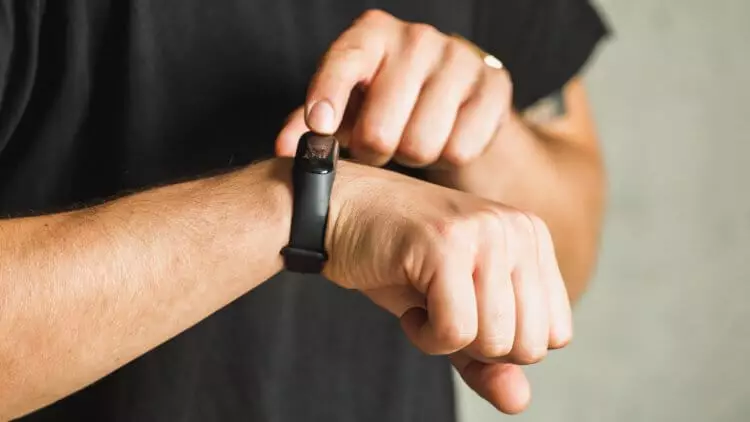 Rusia filloi të shiste Xiaomi Mi Band 4 me NFC. Si të paguani 2292_1