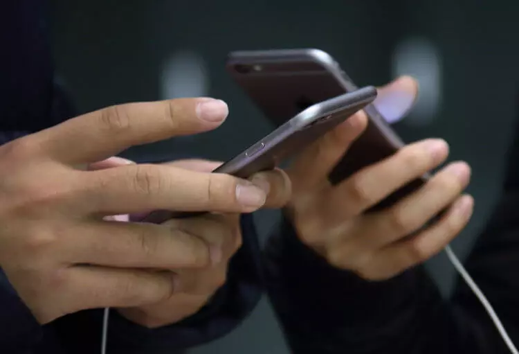 Rubel jatuh. Mengapa saya tidak menyarankan Anda untuk membeli smartphone sekarang 2776_1