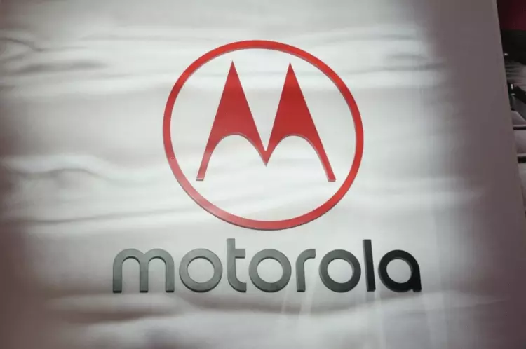 ရှည်လျားသောတိတ်ဆိတ်။ Motorola ၏ပထမ ဦး ဆုံးကိုသုံးနှစ်။ ဒါက RAZR မဟုတ်ပါဘူး။ 3021_3