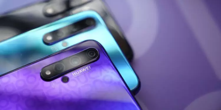 Huawei dibawa ke Rusia telefon pintar baru dengan perkhidmatan Google. Bagaimana dia berjaya 3523_2