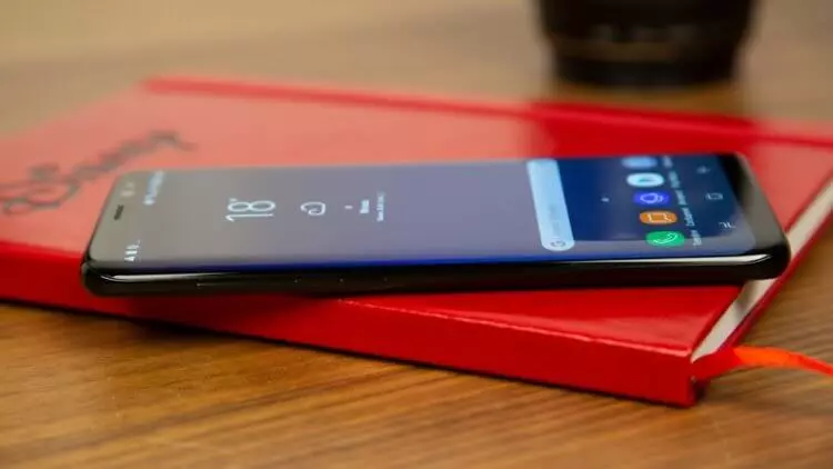 Samsung wäert e puer Smartphones fir 4 Joer aktualiséieren, awer rennen net fir sech ze këmmeren 3614_1