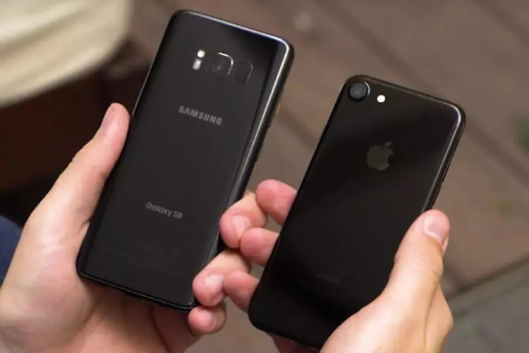 Iphone 7 faasaga i Samsung Galaxy S8: O le fea telefoni e filifili? 3832_5