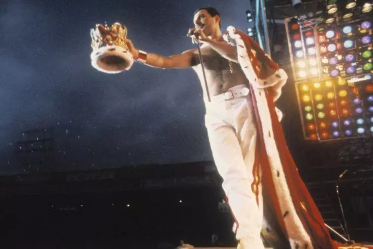 Kumbuka Freddie Mercury na hits kuu ya Queen Group 3975_3