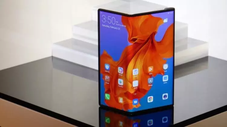 किनल्डिंग Huawei Mate x को साथ सामसु Galage ग्यालेक्सी फोल्डको पथमा किन गए? 4252_1