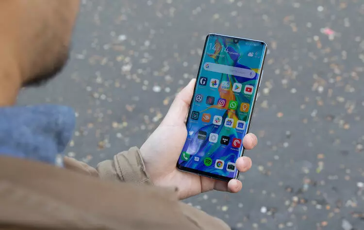 Huawei zaczął osadzić reklamy w smartfonach 4630_1