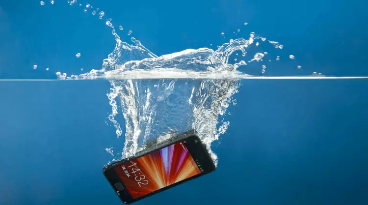 Apa yang harus dilakukan jika ponsel cerdas Anda jatuh ke dalam air 4910_1