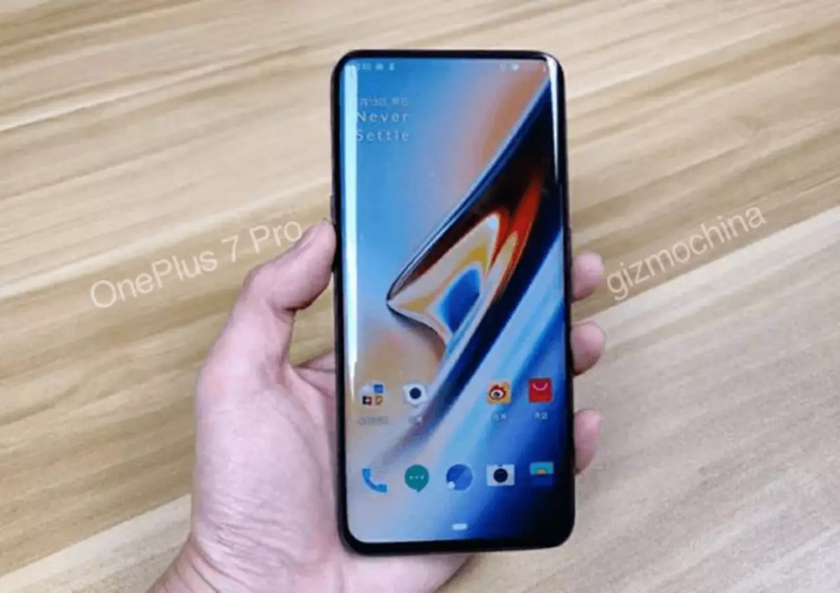 OnePlus 7 Pro pral premye smartphone la ak yon 