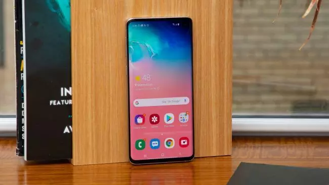 I-Samsung Galaxy A80 vs Gs Galaxy S10: Nguwuphi umahluko phakathi kweeflegi zamva nje? 5123_5