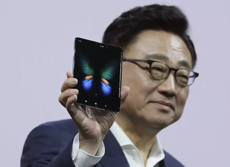 Samsung telah menunjukkan ciri utama Galaxy Fold dalam siri video promosi 5137_1