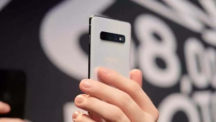 Aktualizace Galaxy S10 přidá podporu pro ultra-cost nabíjení a pokročilé noční režim 5176_1