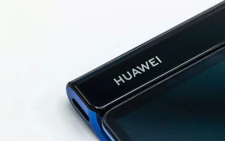 Nthawi iyi ndiyabwino: Huawei adawonetsa smartphone yake 5449_1