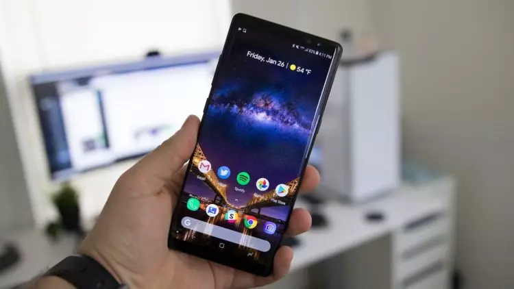 Galaxy Note 8 amata ona toe faafou muamua i luma o le Android 9 pai i Rusia 5557_1