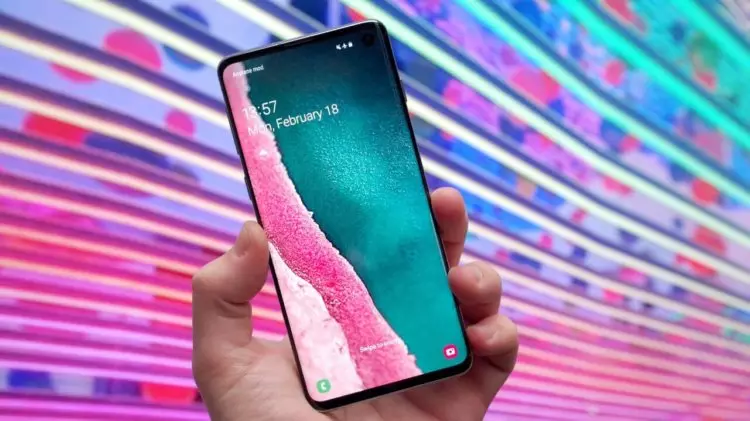 Esperti msejħa l-aktar karatteristika pendenti ta 'Galaxy S10 5595_1