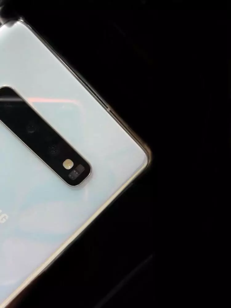 Bhí Samsung Galaxy S10 le feiceáil ar an ngrianghraf nua 5836_2