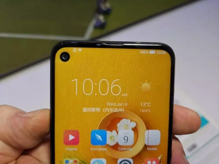 En annen smarttelefon er representert med et hull på skjermen.
