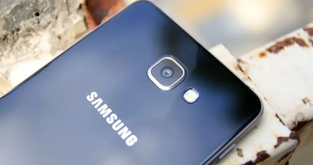 Samsung ስልኮች በአዲሱ ተከታታይ ትልቅ ባትሪ ትገረም ይሆናል. እንዲሁም ሌላ ምን?