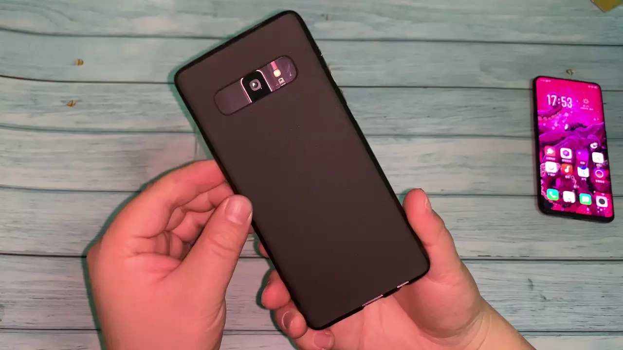 Wie groß wird Samsung Galaxy S10 +? Antwort im Videoformat 6147_2