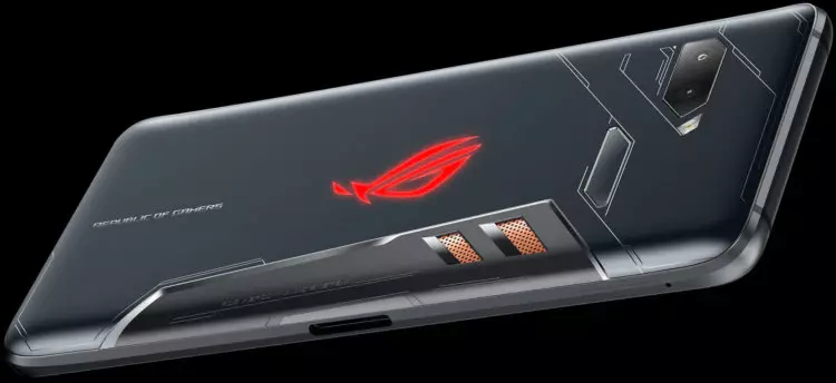 I-Asus Rog ifowuni-umdlalo ophambeneyo we-smartphone kwi-160 lamawaka e-ruble 6159_1