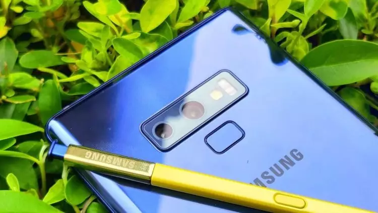 Samsung Galaxy Cond 9 ба S9 нь камерын шинэчлэлтийг авах. Юу өөрчлөгдсөн бэ? 6243_1
