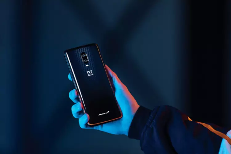 10 ஜிபி ரேம் மற்றும் மிக வேகமாக கட்டணம் கொண்ட OnePlus 6t இன் குண்டுவீச்சு பதிப்பை வழங்கினார் 6255_1