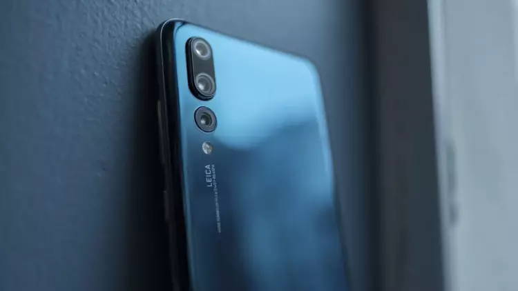 Giandam ni Lenovo ang usa ka hingpit nga kopya sa Huawei P20 Pro. Natapos ba sa kompanya ang mga ideya? 6290_1