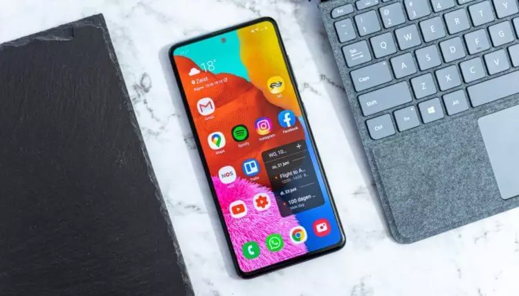 Çmimi i Galaxy A51 në Rusi ra nën 15 mijë rubla. Çfarë është më mirë se Galaxy A52 646_1