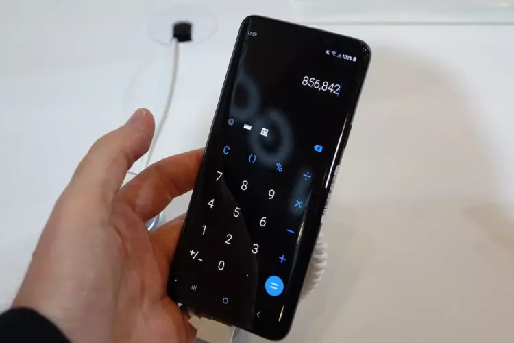 Zer itxura du Samsung Galaxia smartphonetan modu ilun berri bat. Irudi aukeraketa bat 6577_10