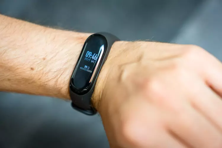 Kwa nini usiupe Xiaomi Mi Band 3 na msaada wa NFC 6885_1