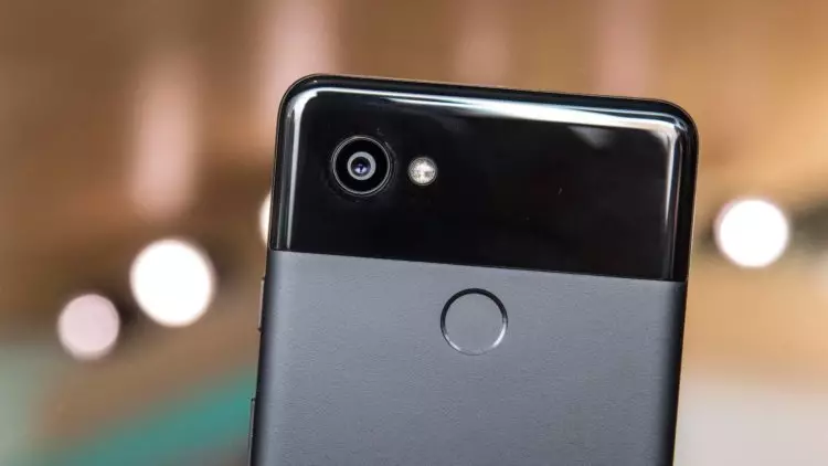 Λευκό Google Pixel 3 XL έχει εμφανιστεί στις φωτογραφίες. Και αυτό δεν είναι το καλύτερο θέαμα. 7362_1