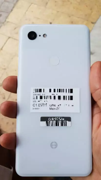 Λευκό Google Pixel 3 XL έχει εμφανιστεί στις φωτογραφίες. Και αυτό δεν είναι το καλύτερο θέαμα. 7362_2