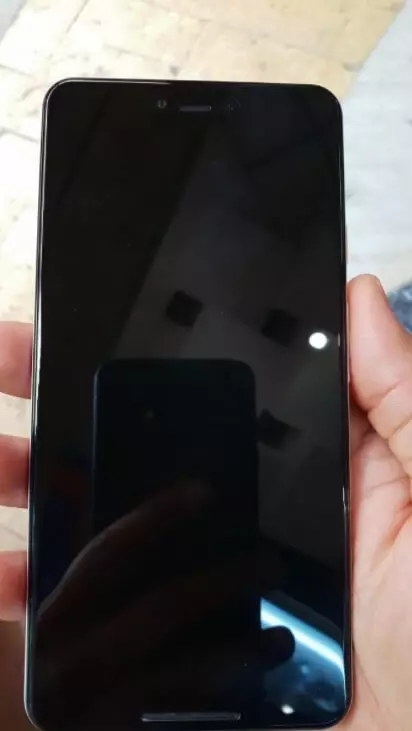 Λευκό Google Pixel 3 XL έχει εμφανιστεί στις φωτογραφίες. Και αυτό δεν είναι το καλύτερο θέαμα. 7362_5