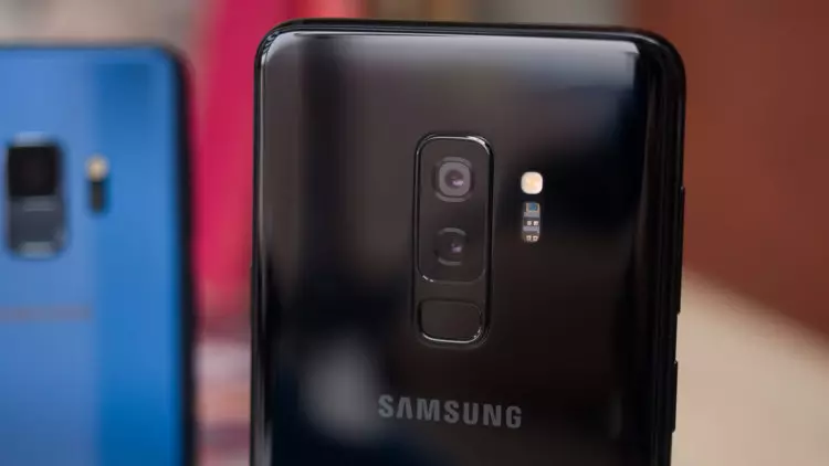 I-Samsung Galaxy S10 + - ngekhamera kathathu?