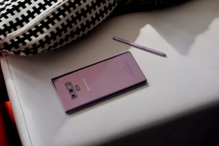 Samsung Galaxy Note 9 aĉetos nur lojalajn adorantojn de la linio 7389_2