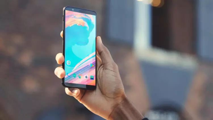 OnePlus itapendeza wamiliki wa simu za mkononi za zamani na vipengele vya bendera 7497_1