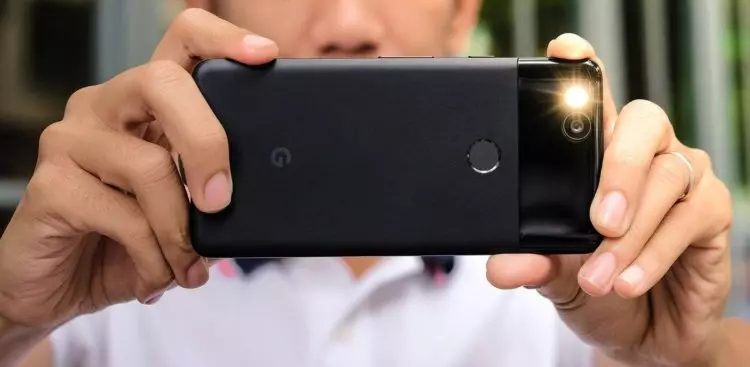 Google sedang terburu-buru untuk membantu pemilik masalah pixel 2 7685_1