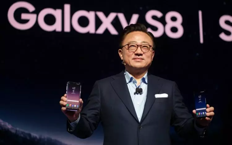 Release Galaxy S10 word uitgestel. Wat om in plaas van hom te wag? 7843_1